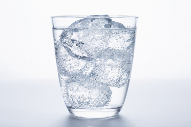 炭酸水は身体に悪い？健康効果や影響を紹介 | 水道水浄水型ウォーターサーバーLocca【公式】